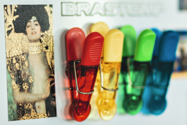 Free: Assorted-color Clips - nohat.cc