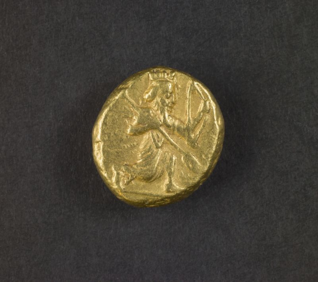 Free: Daric with Kneeling King | Free Photo - rawpixel - nohat.cc