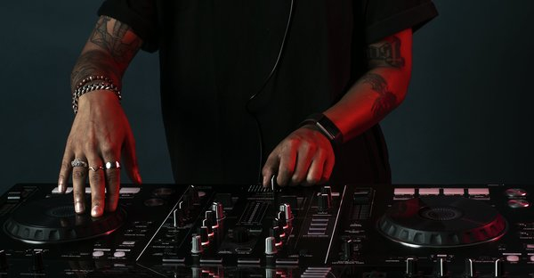 Free: DJ In Action Making Music - nohat.cc