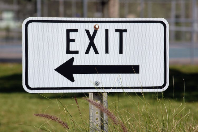 Free: Exit Signage Pointing at Right Side - nohat.cc