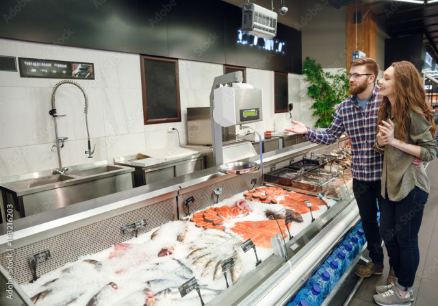 Free: Full length portrait of couple choosing fish - nohat.cc