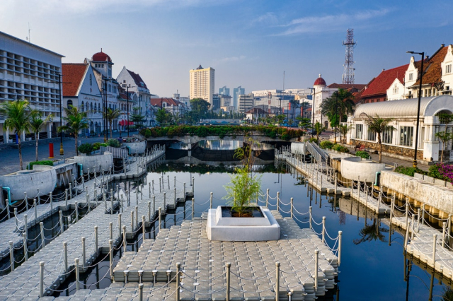 Free: Gray Concrete Docking Platforms Between High Rise Buildings ...