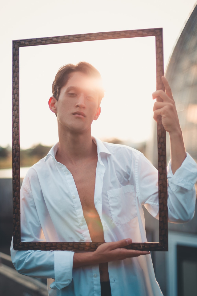 Free: Man Holding Rectangular Frame - nohat.cc