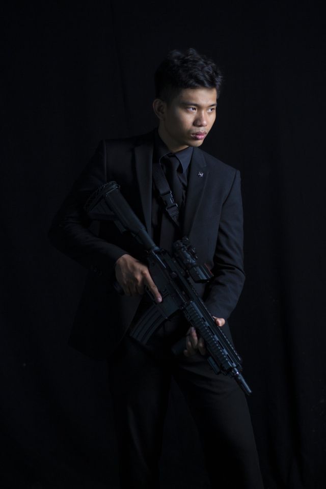 Free: Man Wearing Black Suit and Carrying M4 Carbine With Scope - nohat.cc