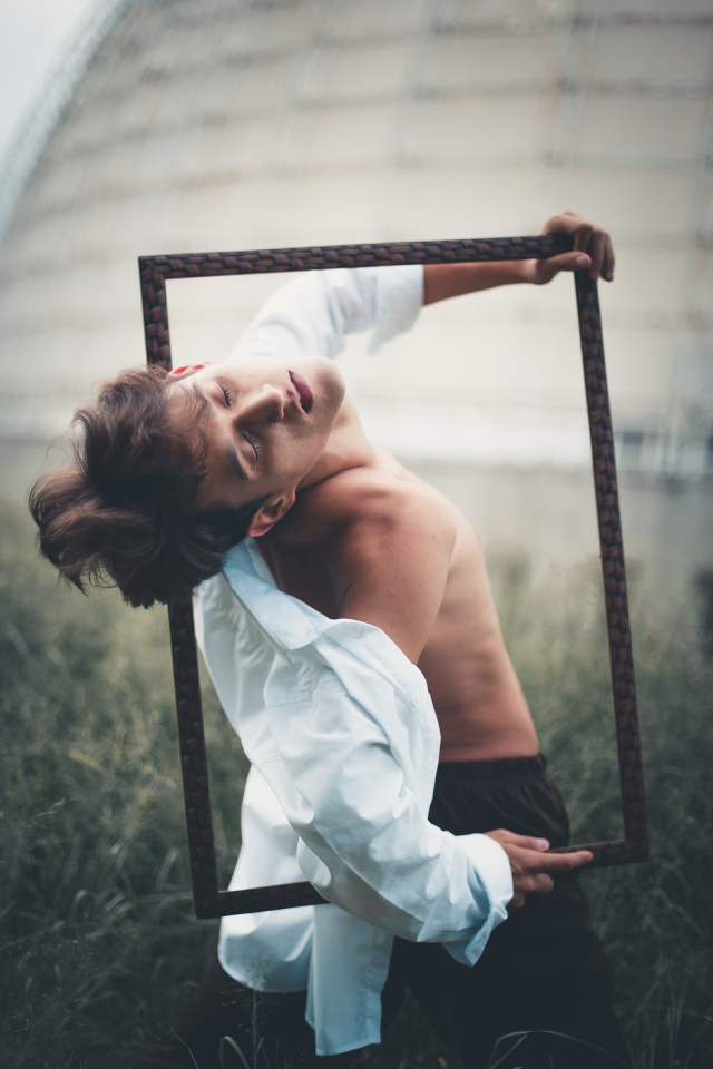 Free: Man With a Picture Frame - nohat.cc