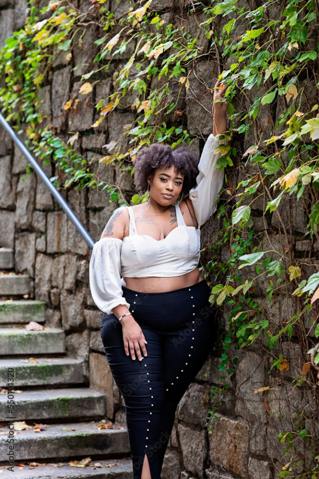 Free: Plus size fashion forward Black woman outside - nohat.cc
