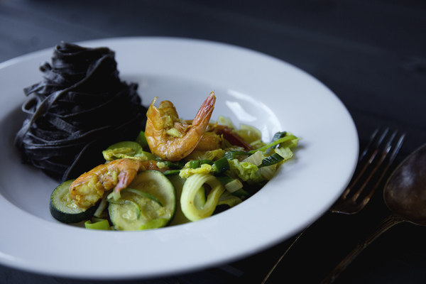 Free: Sepia spaghetti with shrimps and green vegetables - nohat.cc