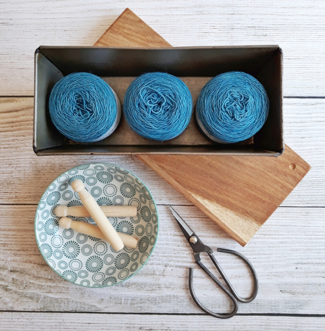 Free: Three Blue Yarn Threads - nohat.cc