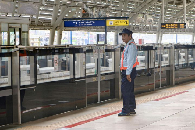 Free: Train Station Staff Monitoring Platforms - nohat.cc