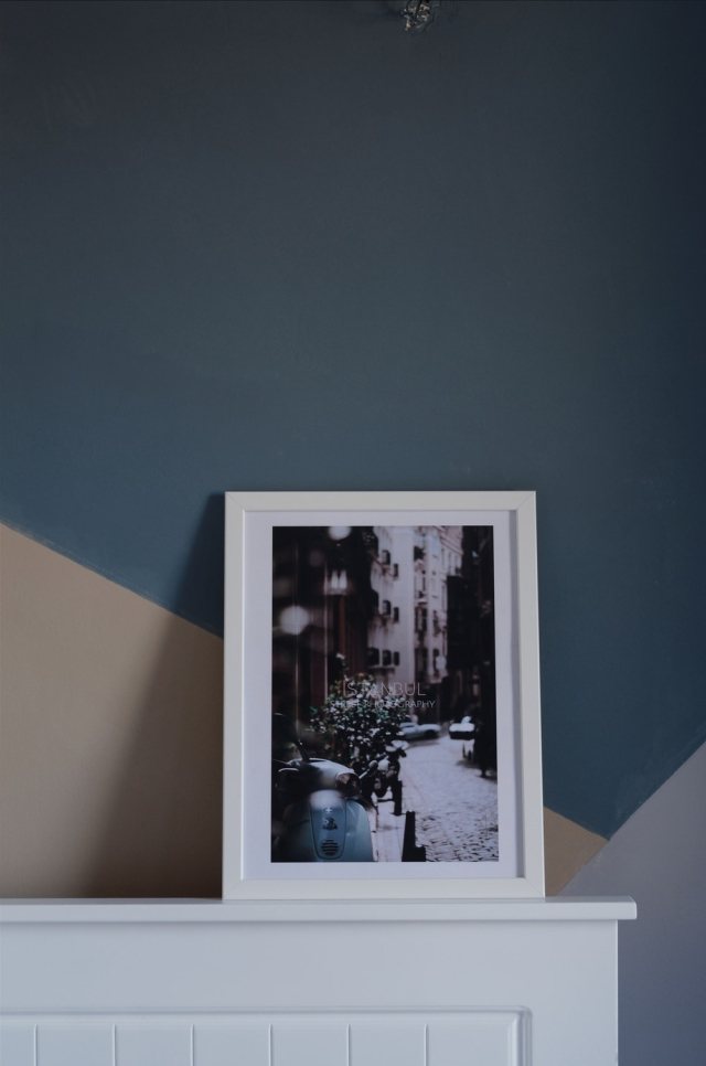 Free: White Photo Frame Beside Wall - nohat.cc