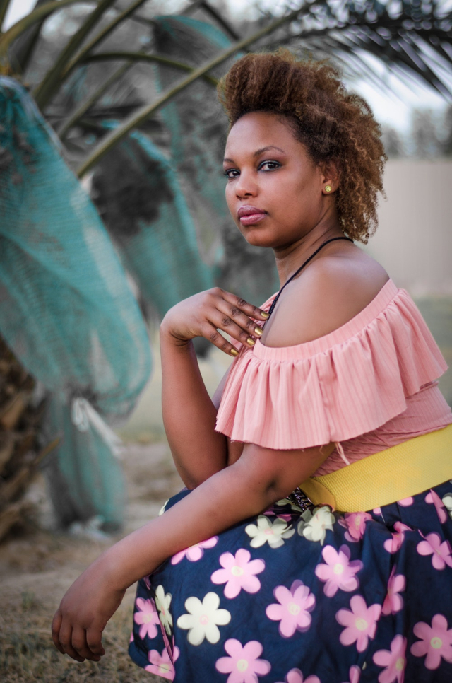 Free: Woman Binding Near Green Plant - nohat.cc