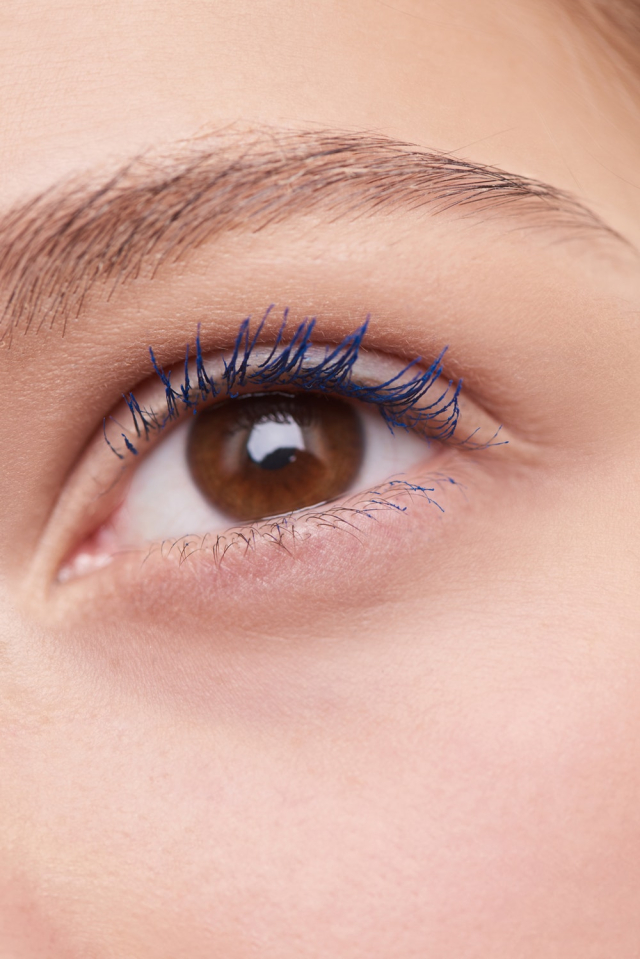 Free: Woman Left Eye With Blue Eyelashes - nohat.cc